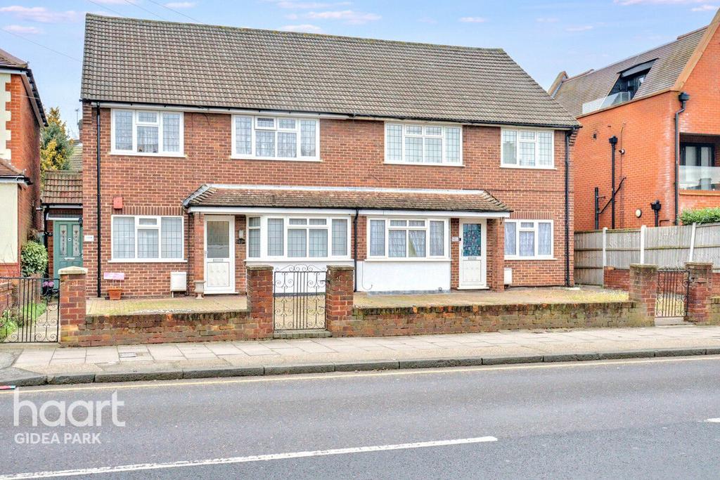 Balgores Lane, Gidea Park, RM2 6BT 2 bed maisonette for sale - £375,000