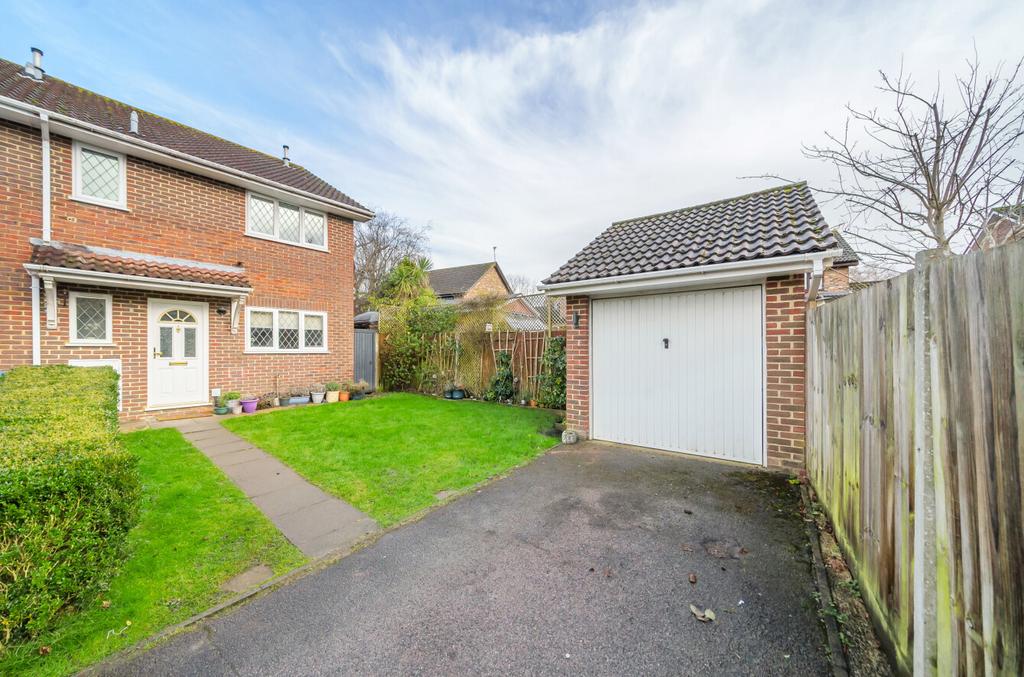 Minstead Close, Bracknell, Berkshire 3 bed semi-detached house for sale ...