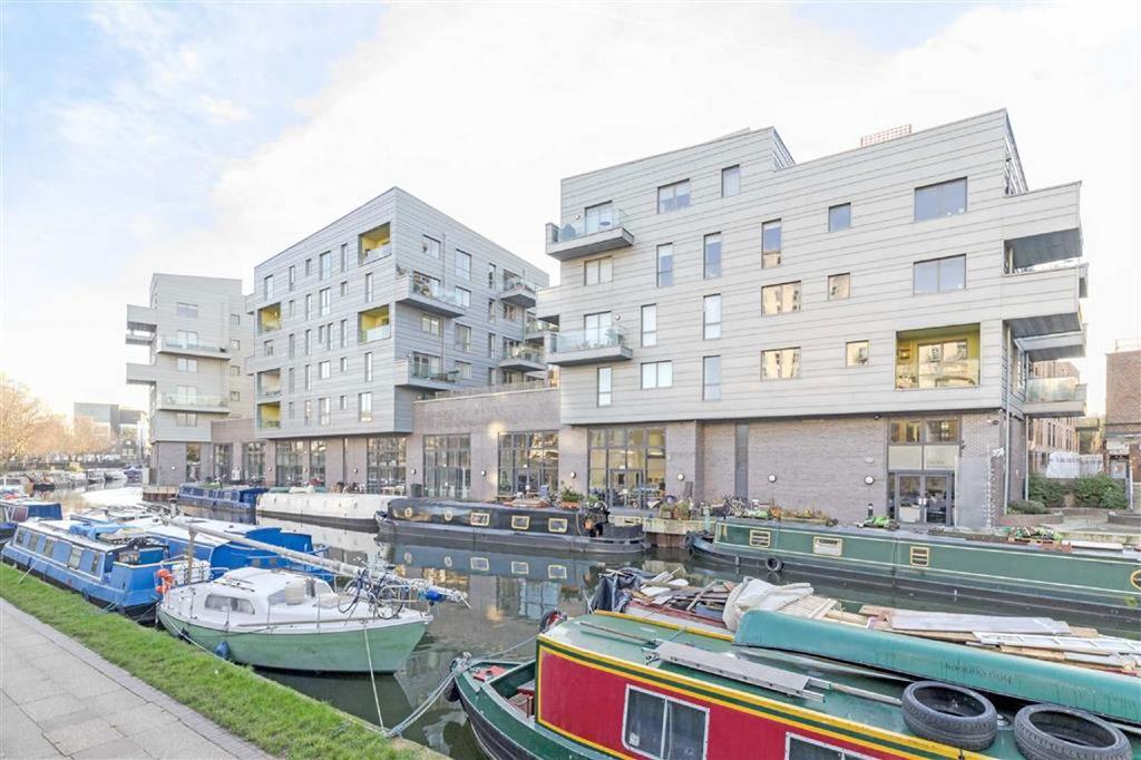 Branch Place, London N1 1 bed flat - £2,450 pcm (£565 pw)
