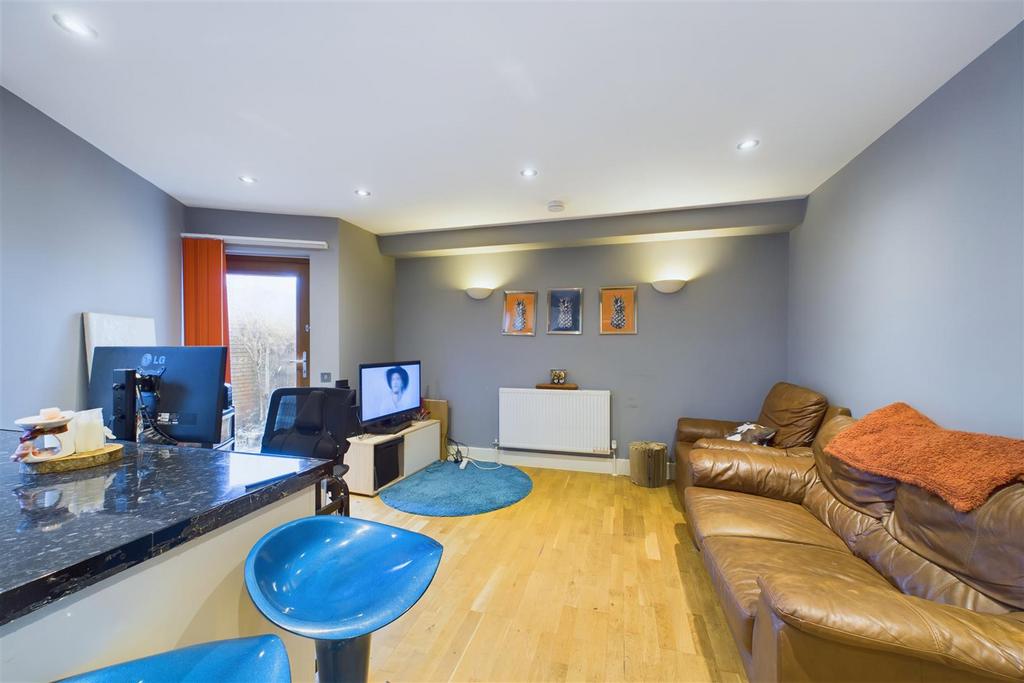 Scrooby Street, London, SE6 1 bed flat - £275,000