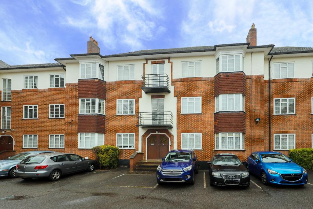 St. Thomas Drive, Greater London HA5 2 bed apartment for sale - £340,000