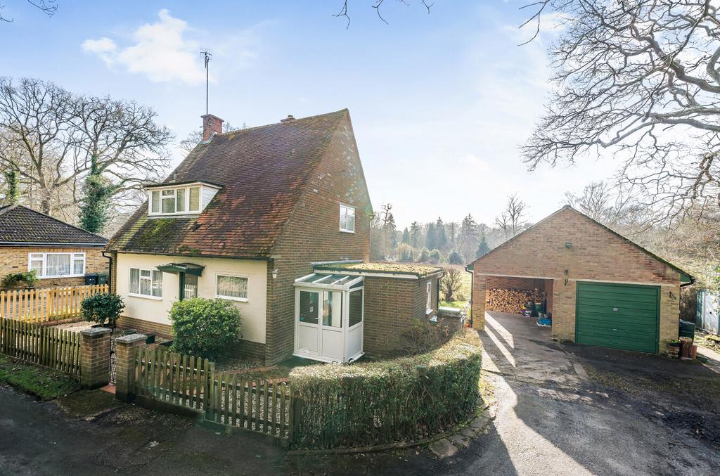 Malthouse Lane, Guildford GU3 2 bed detached house for sale - £700,000