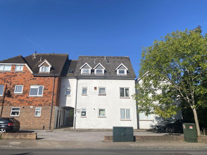 Golden Square, Henfield 2 bed flat - £1,250 pcm (£288 pw)