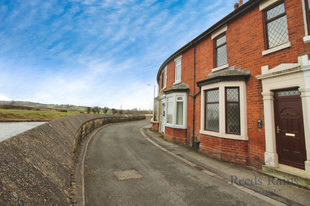 Ribble Crescent, Preston PR5 3 bed terraced house - £925 pcm (£213 pw)