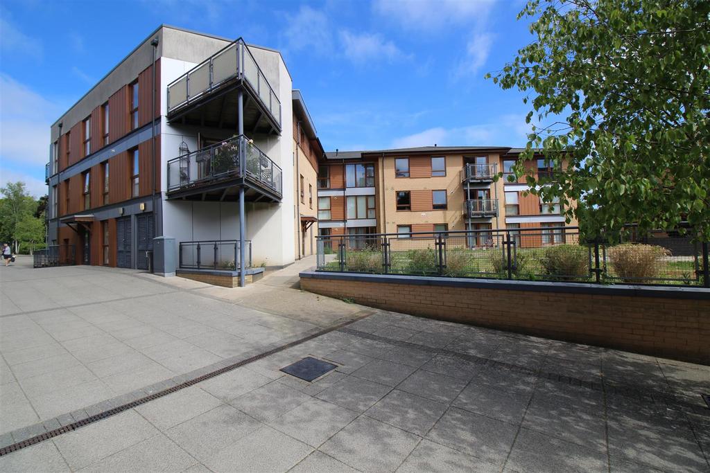 Commonwealth Drive, Three Bridges... 2 bed apartment - £1,400 pcm (£323 pw)