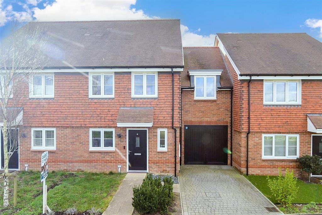 Stillwell Way, Faygate, West Sussex 3 bed terraced house - £450,000