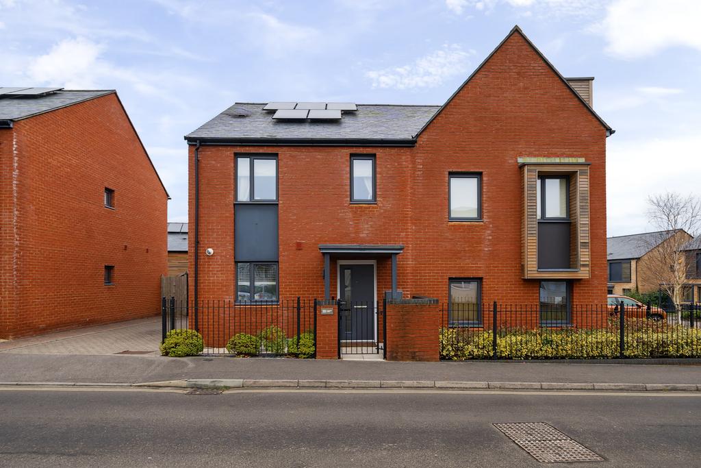 Forester Walk, Bordon GU35 3 bed semi-detached house - £287,000