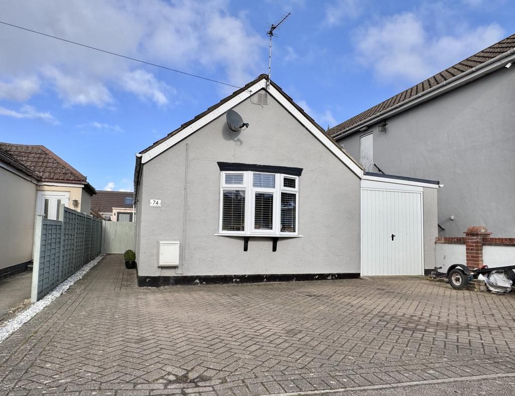Frinton Road, Kirby Cross... 2 bed detached bungalow - £285,000