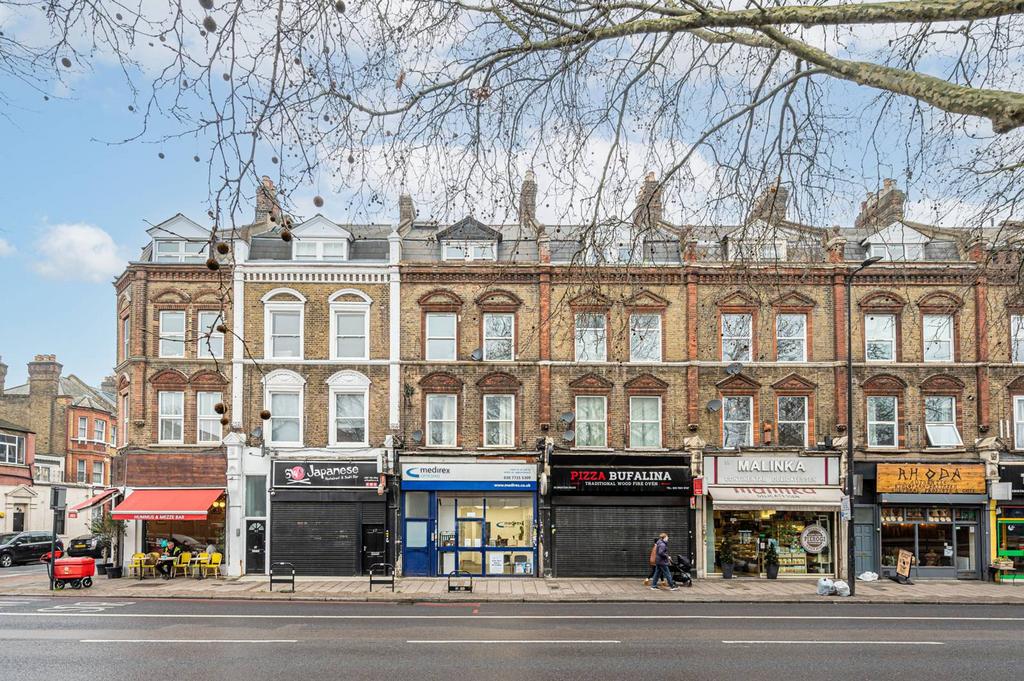 Brixton Road, Oval, London, SW9 3 bed flat - £3,100 pcm (£715 pw)