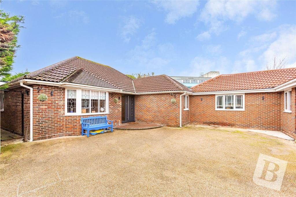 Beauchamps Drive, Wickford, Essex, SS11 5 bed bungalow for sale - £725,000