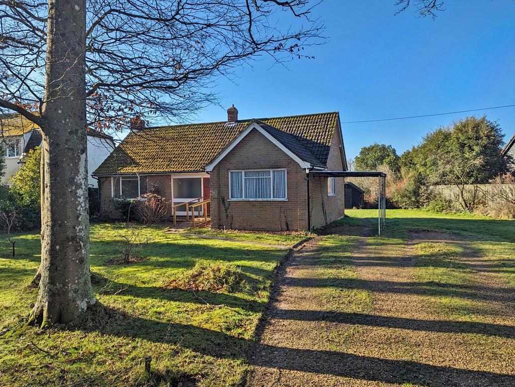 Adlams Lane, Sway, Hampshire, SO41 3 bed bungalow - £650,000