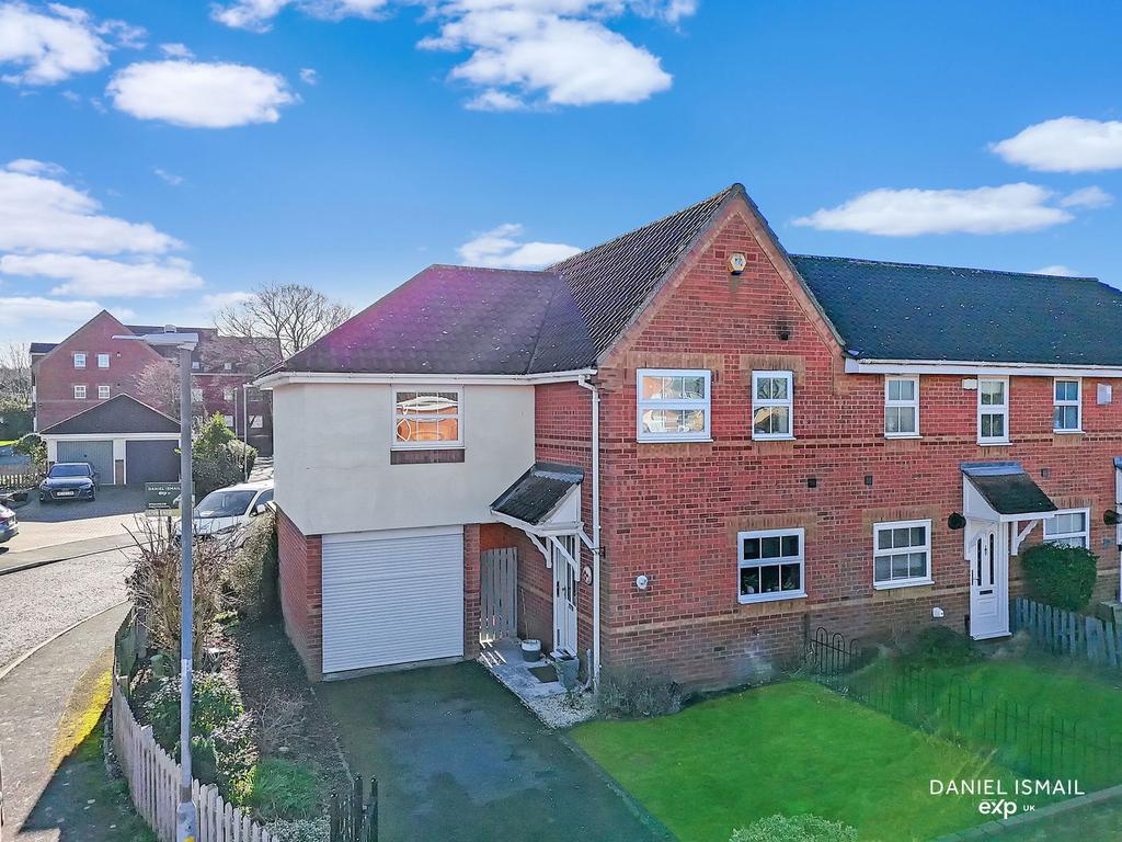 Warwick Place, Basildon SS16 3 bed end of terrace house - £400,000