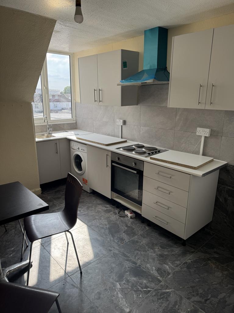 Bath Road, Hounslow TW4 2 bed flat - £1,800 pcm (£415 pw)