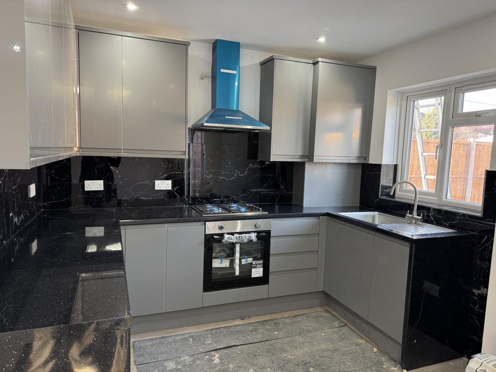 The Crossways, Hounslow TW5 5 bed house - £3,995 pcm (£922 pw)