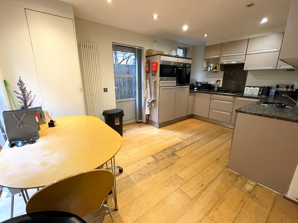 Kay Street, London E2 3 bed mews - £3,800 pcm (£877 pw)