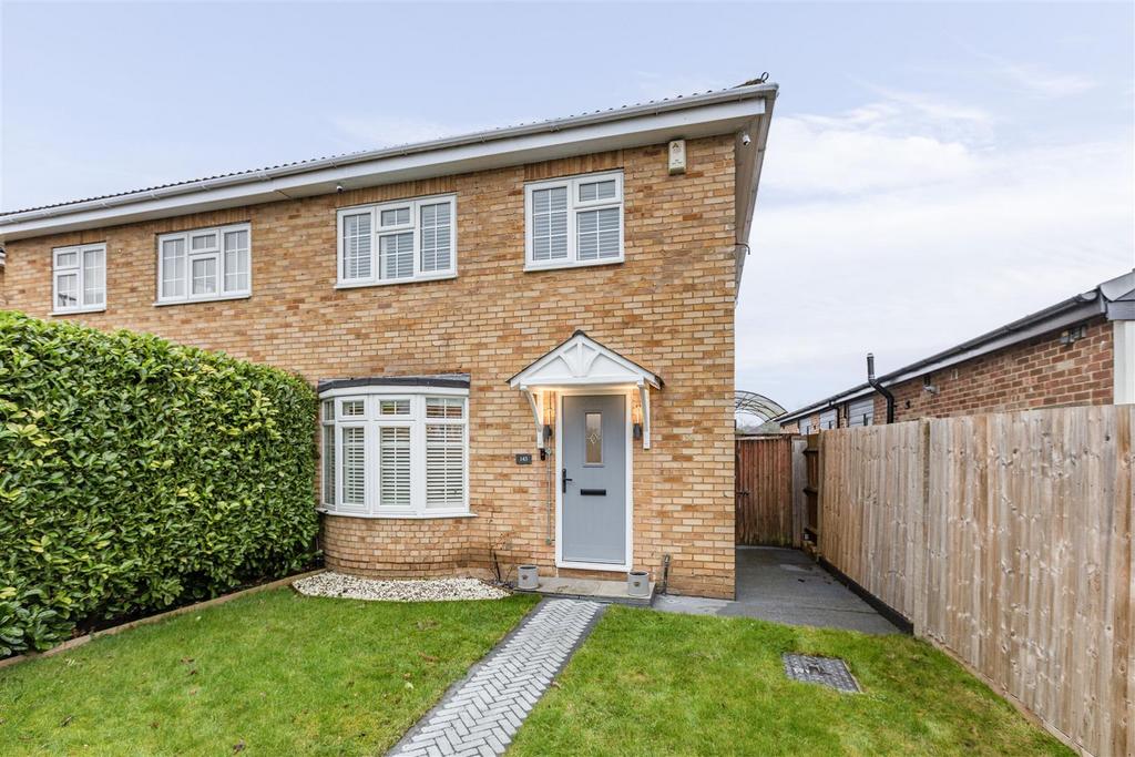 High Road, West Byfleet KT14 3 bed semi-detached house for sale - £528,000