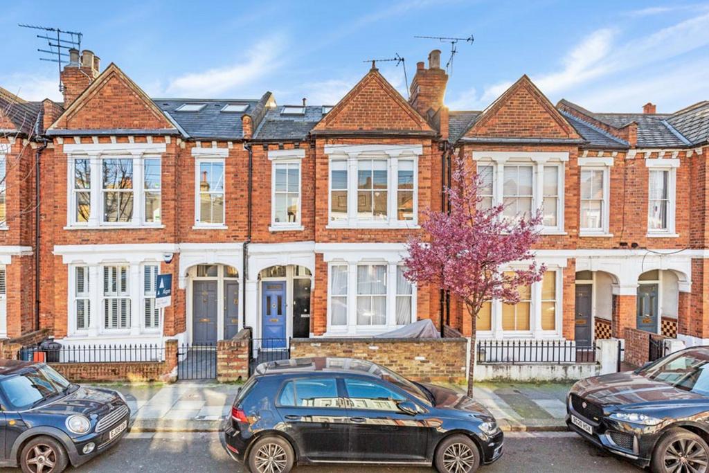 Edenvale Street, London, SW6 2 bed flat for sale - £850,000