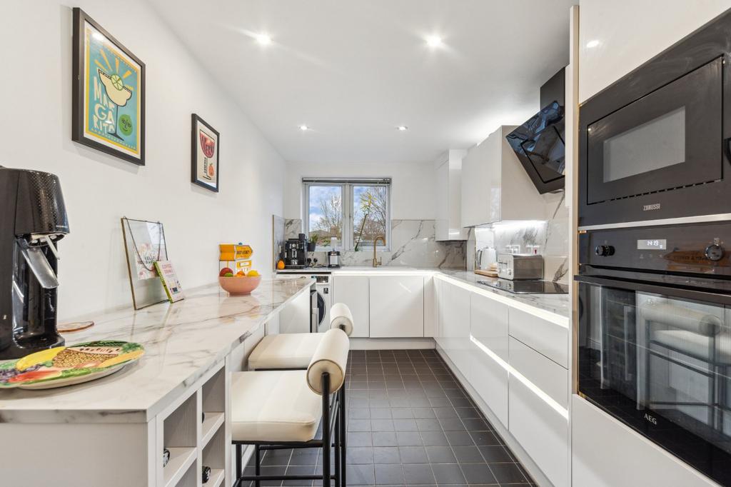 Greenview Close, London 2 bed flat for sale - £550,000