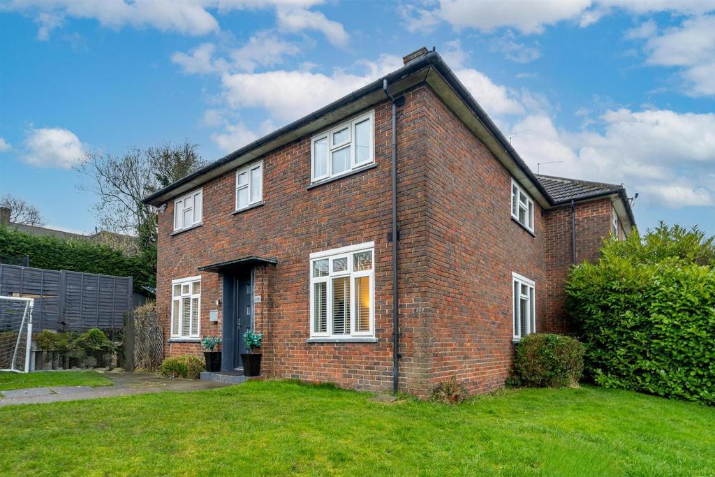 Gateshead Road, Borehamwood WD6 4 bed link detached house - £595,000