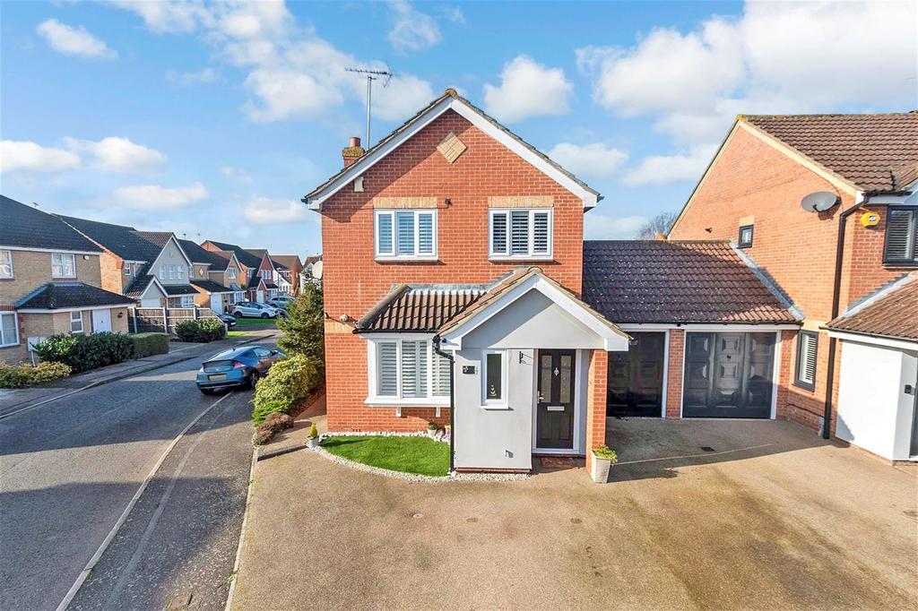 Robertson Drive, Wickford, Essex 3 bed detached house - £425,000