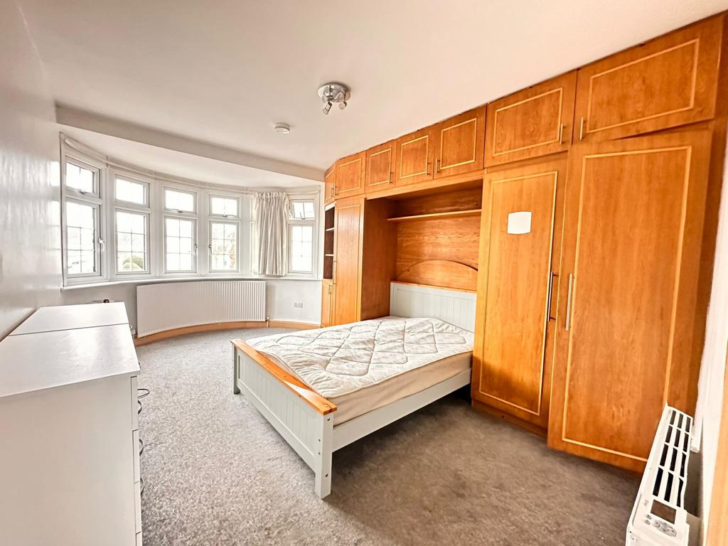 Hounslow TW5 2 bed flat - £1,450 pcm (£335 pw)