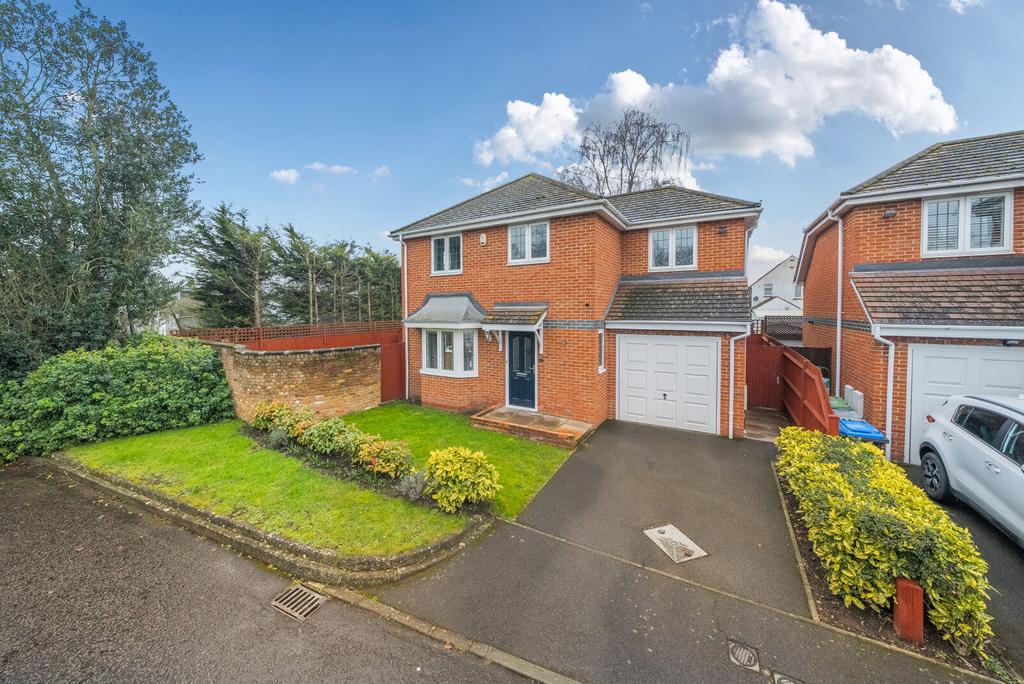 Halleys Walk, Addlestone, KT15 4 bed detached house - £665,000