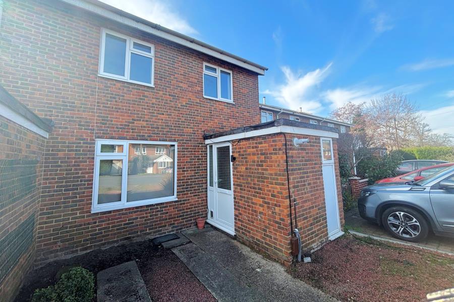 Orchard Way, Addlestone KT15 2 bed terraced house - £1,650 pcm (£381 pw)