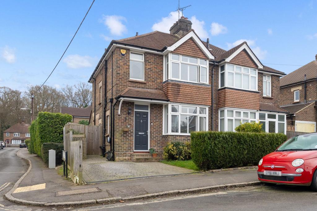 Dellney Avenue, Haywards Heath, RH16 3 bed semi-detached house - £495,000