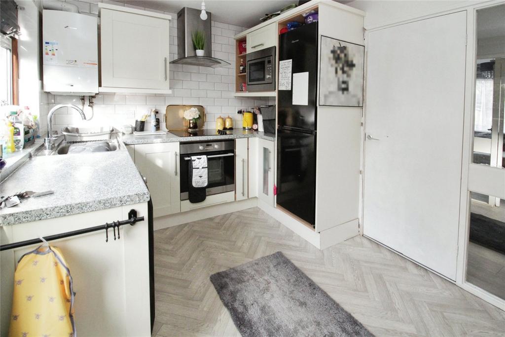 BAL250016, Basildon, Essex, SS14 2 bed end of terrace house - £1,500 ...