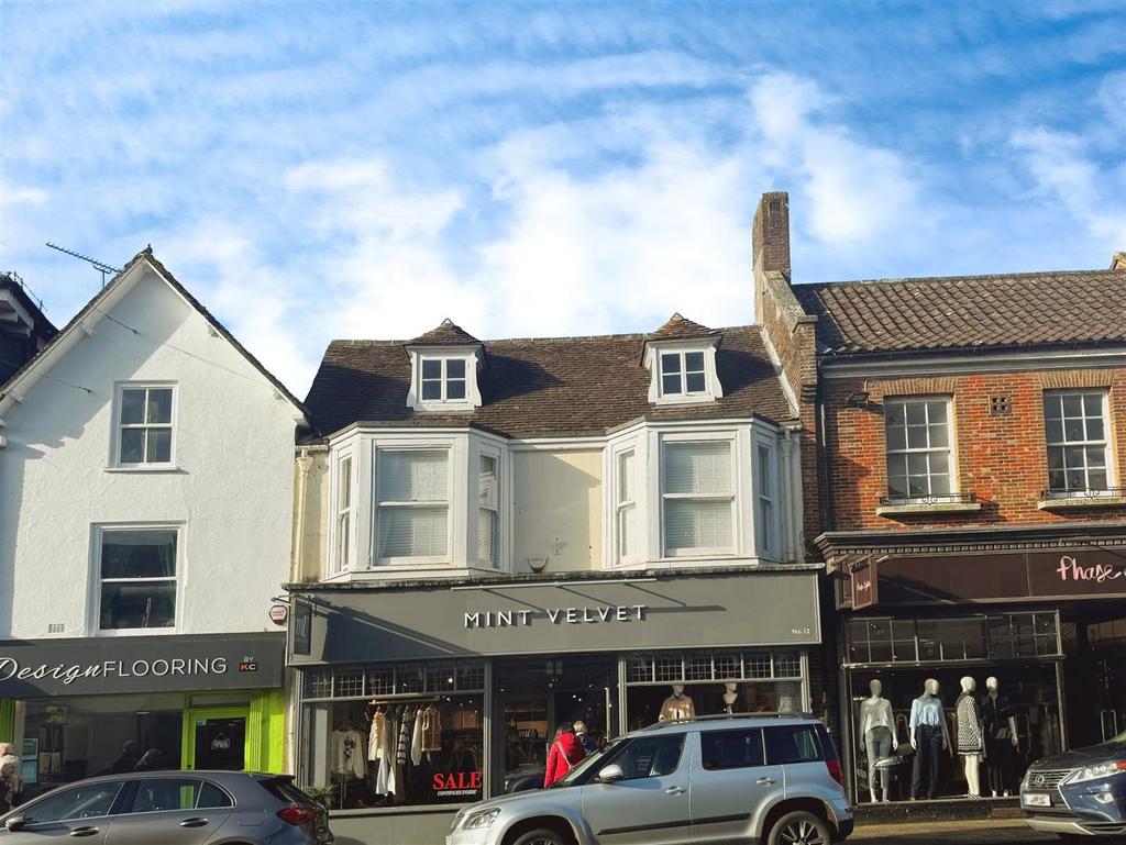 High Street, Wimborne 2 bed apartment - £1,200 pcm (£277 pw)