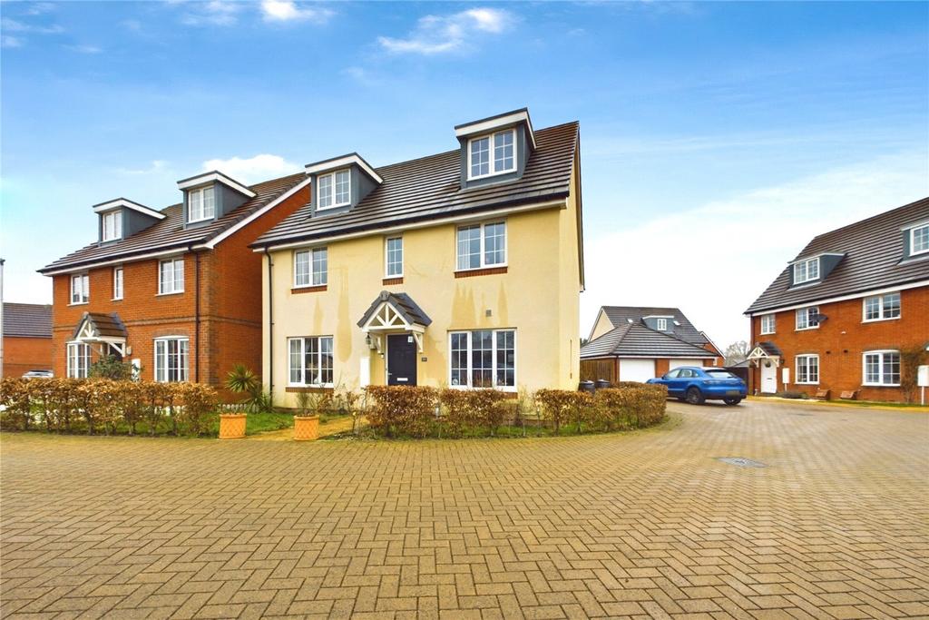 Bowling Green, Three Mile Cross... 5 bed detached house to rent - £ ...