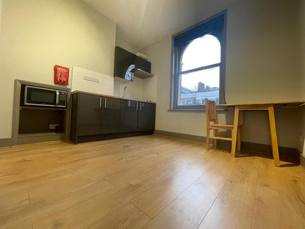 Kilburn High Road, London 1 bed flat - £1,600 pcm (£369 pw)