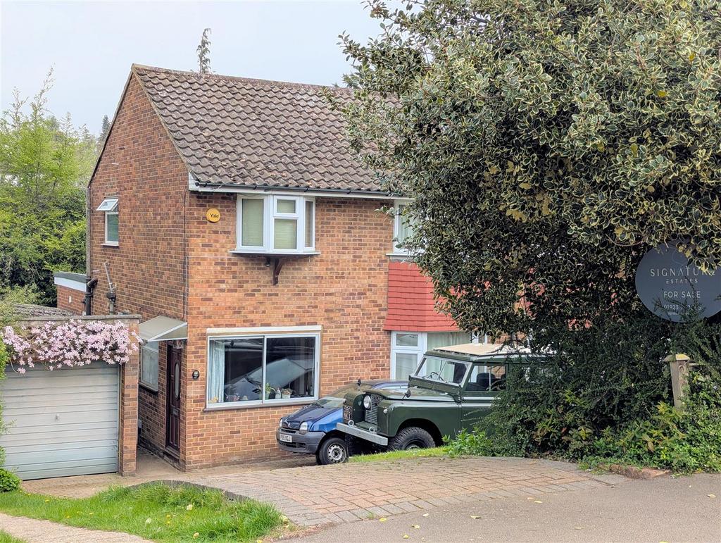 Kindersley Way, Abbots Langley 3 bed semi-detached house - £575,000