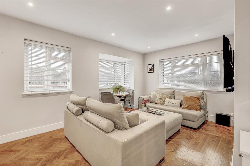 Derby Road, East Sheen, SW14 3 bed flat - £689,000