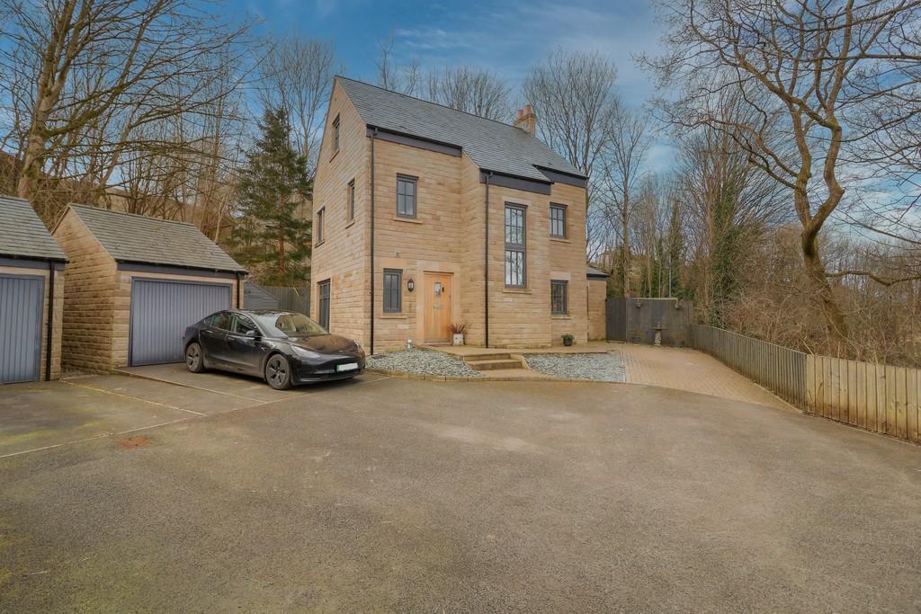Glossop Brook View, Glossop SK13 4 bed detached house for sale - £600,000