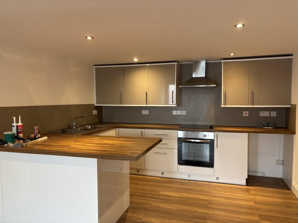 Queen Street, Newton Abbot 1 bed ground floor flat - £750 pcm (£173 pw)