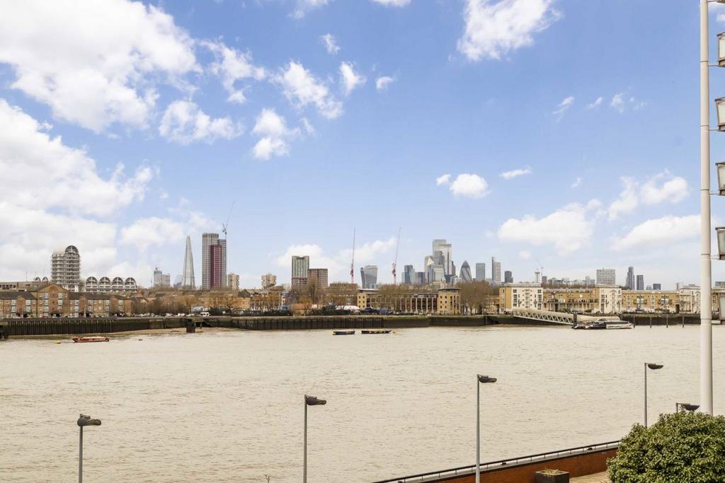 Homer Drive, London E14 2 bed flat - £2,747 pcm (£634 pw)