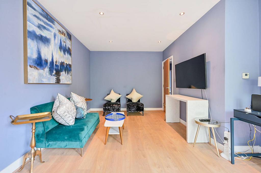 Perryn Road, Poet's Corner, W3 2 bed flat - £3,500 pcm (£808 pw)
