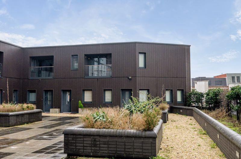 Centrillion Point, Masons Avenue... 2 bed maisonette - £1,900 pcm (£438 pw)