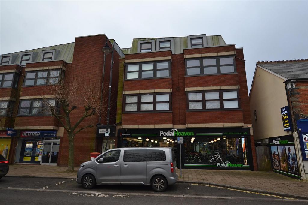 Fleet Road, Fleet GU51 1 bed flat - £1,050 pcm (£242 pw)