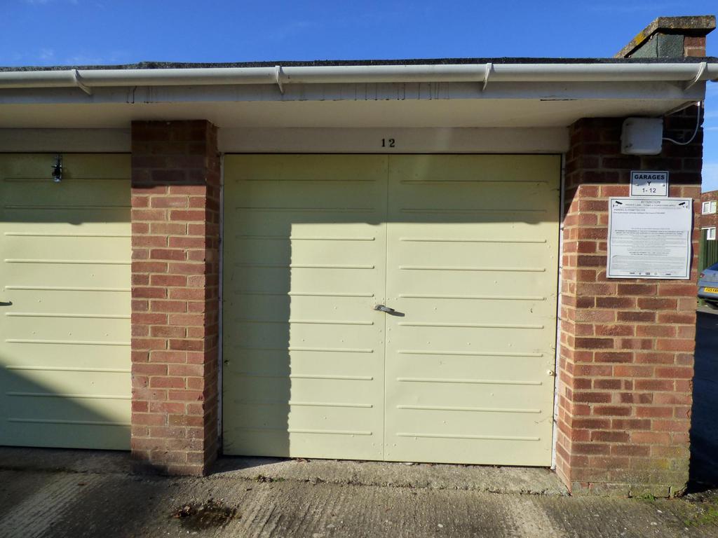 Lock Up Garage Garage - £120 pcm (£28 pw)