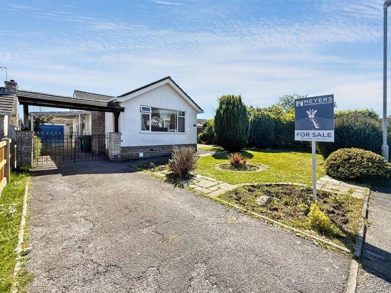 Merley Gardens, Wimborne, BH21 1TA 2 bed bungalow - £440,000