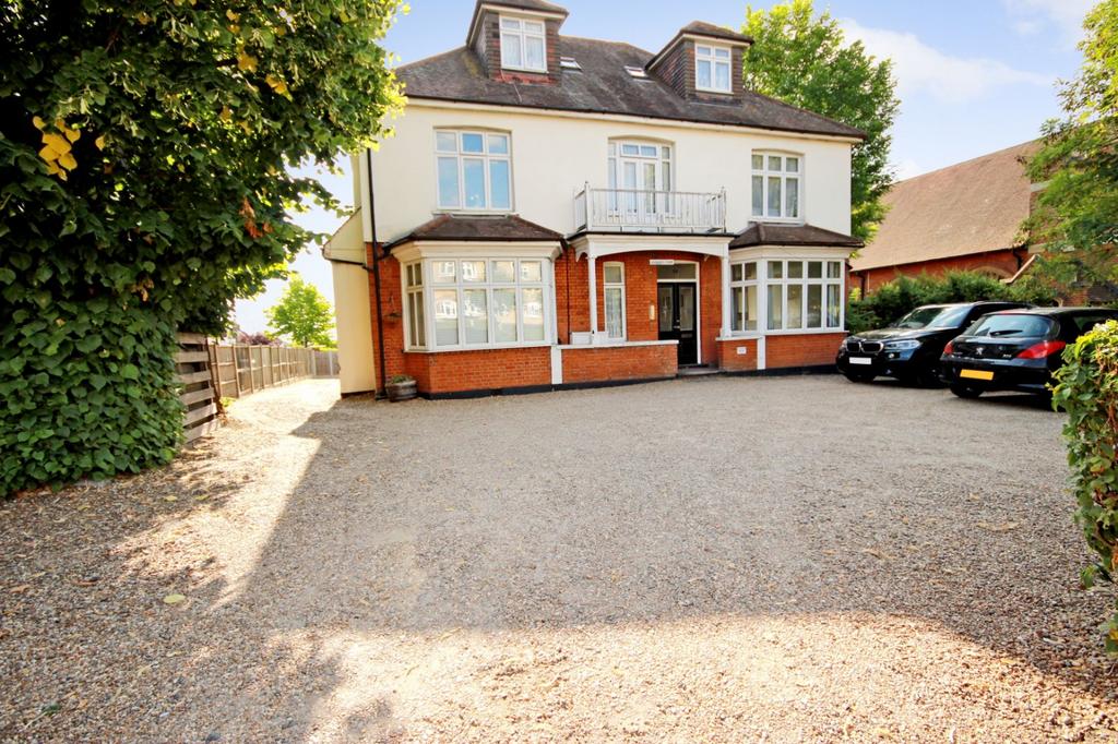 Hall Lane, Upminster RM14 2 bed flat - £1,550 pcm (£358 pw)