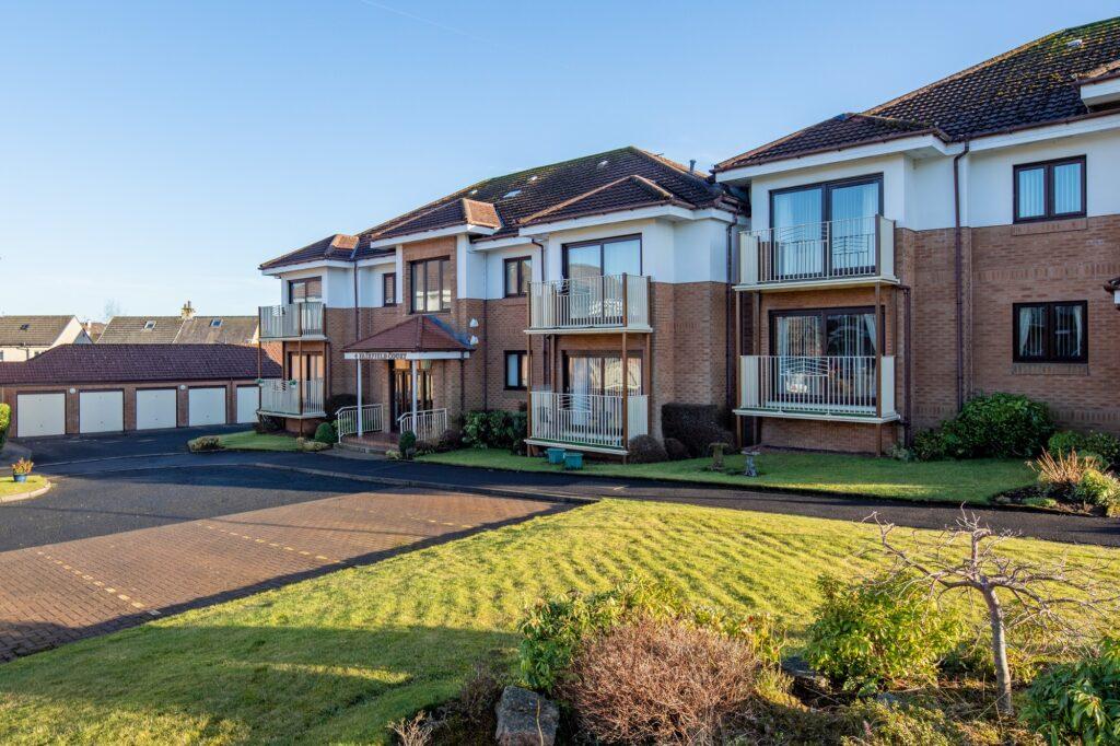 Fairfield Court, Clarkston 3 bed apartment - £255,000