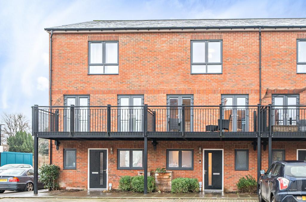 Pinewood Way, Chichester, PO19 4 bed terraced house - £121,250