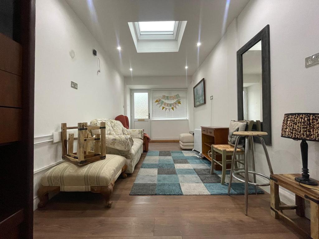 Lampton Avenue, Hounslow TW3 1 bed flat - £1,600 pcm (£369 pw)