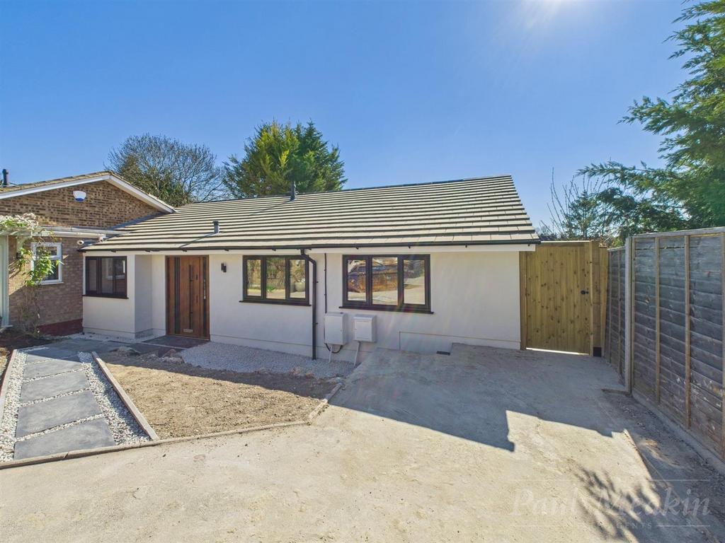 Croham Mount, South Croydon 3 bed semi-detached bungalow - £700,000