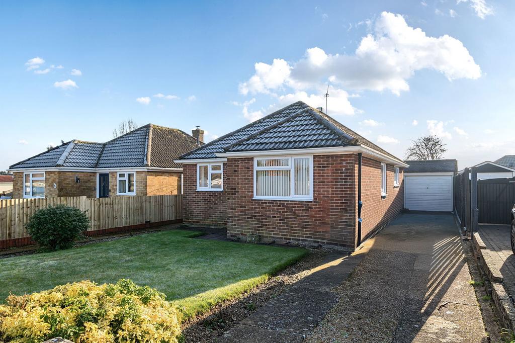 Brackley Way,Basingstoke,RG22 6LN 3 bed detached bungalow - £375,000