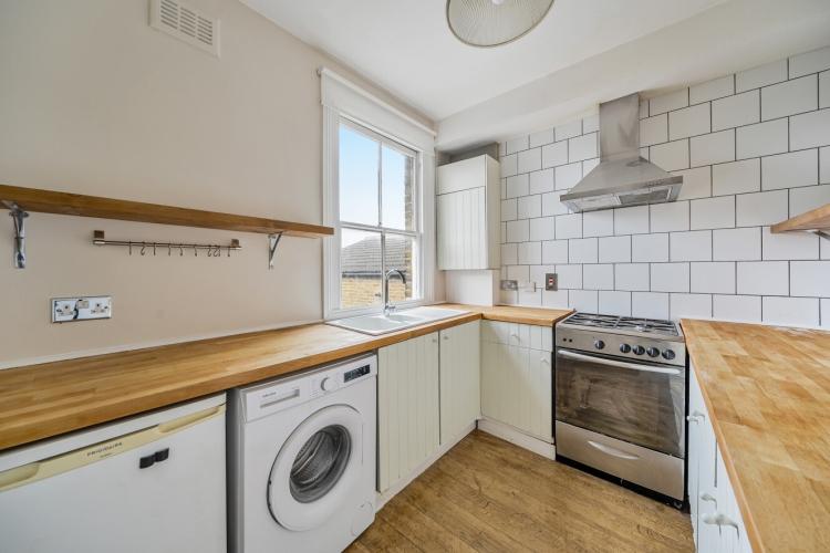 Morrish Road Brixton Hill SW2 2 bed flat - £1,900 pcm (£438 pw)