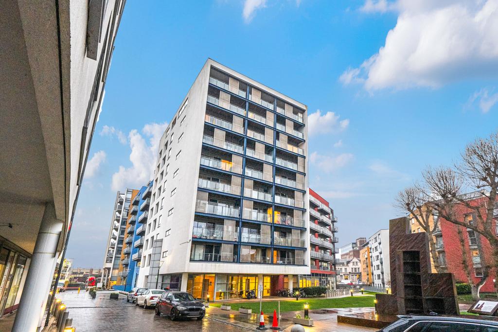Deals Gateway, London 2 bed apartment for sale - £425,000